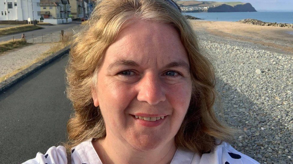 Cau banciau Barclays olaf Ceredigion yn 'gywilyddus' - BBC Cymru Fyw