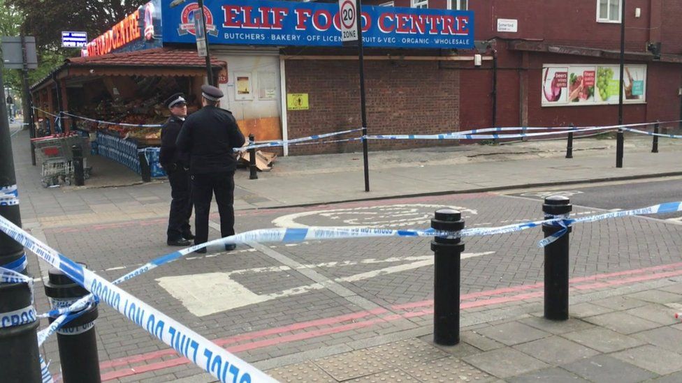Hackney stabbing: Teenage boy killed - BBC News