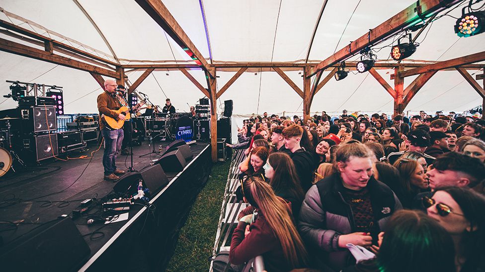 Ail-fyw Tafwyl a gwyliau eraill ar BBC Sounds - BBC Cymru Fyw