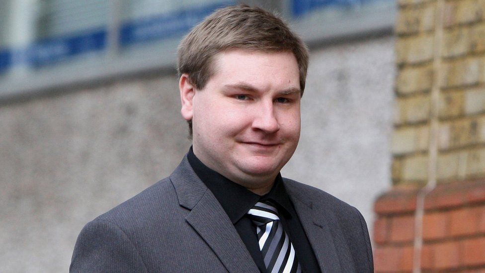 Nude photo plea PC jailed for 'improper relationship' - BBC News