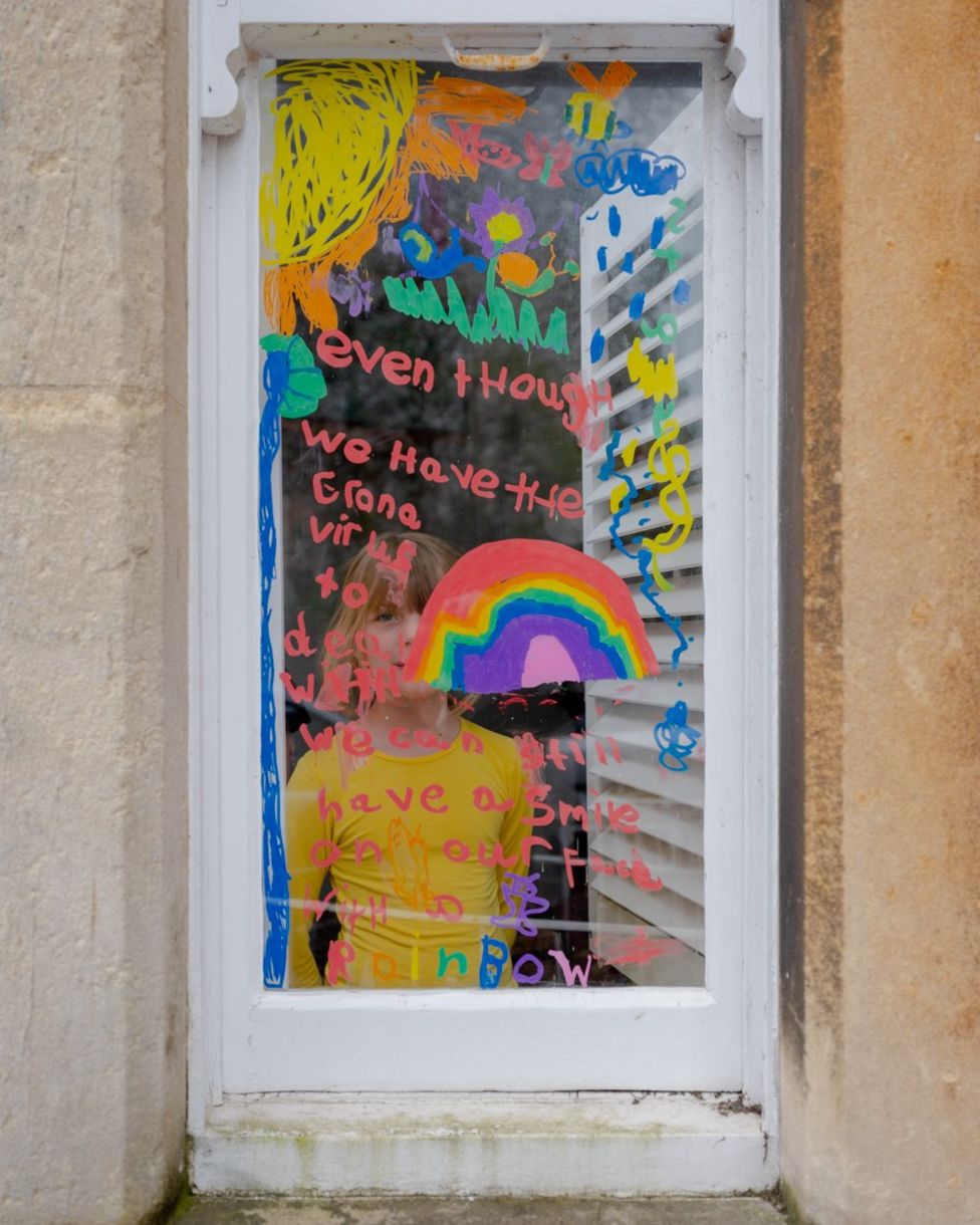 Coronavirus: Rainbow portraits thank the NHS - BBC News