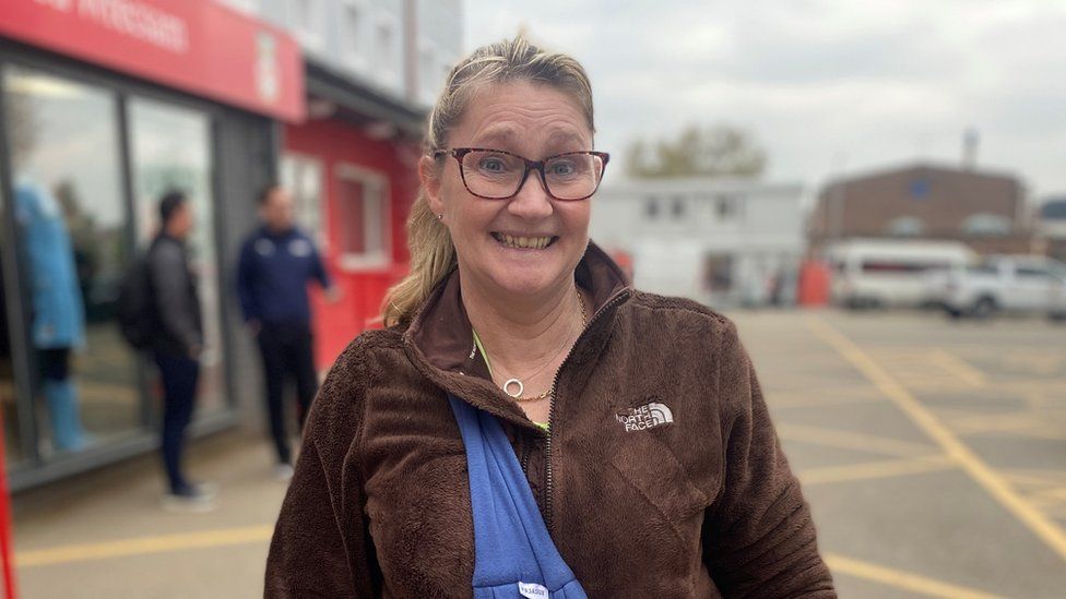 Wrexham: It's Always Sunny cast pull pints for fans - BBC News