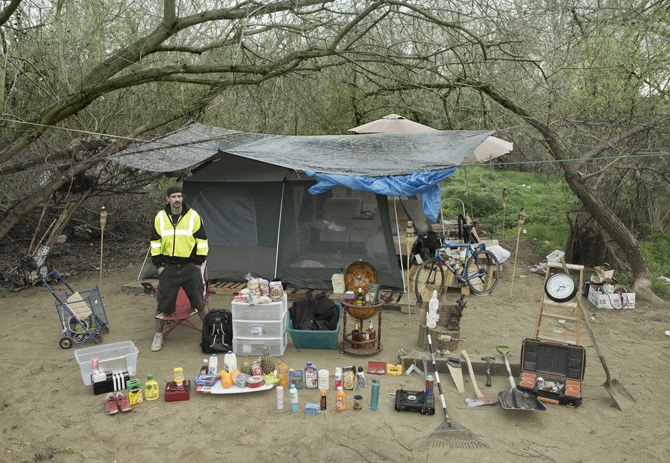 Photographing the things homeless people in California own - BBC News