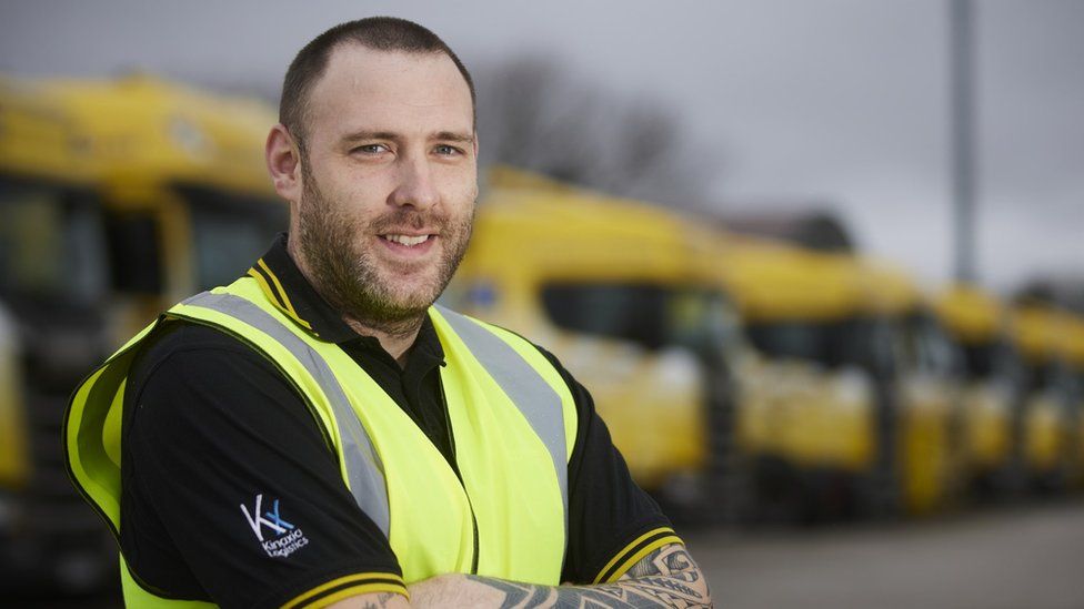 Ex-soldier uses lorry and CPR to help save stricken M6 driver - BBC News