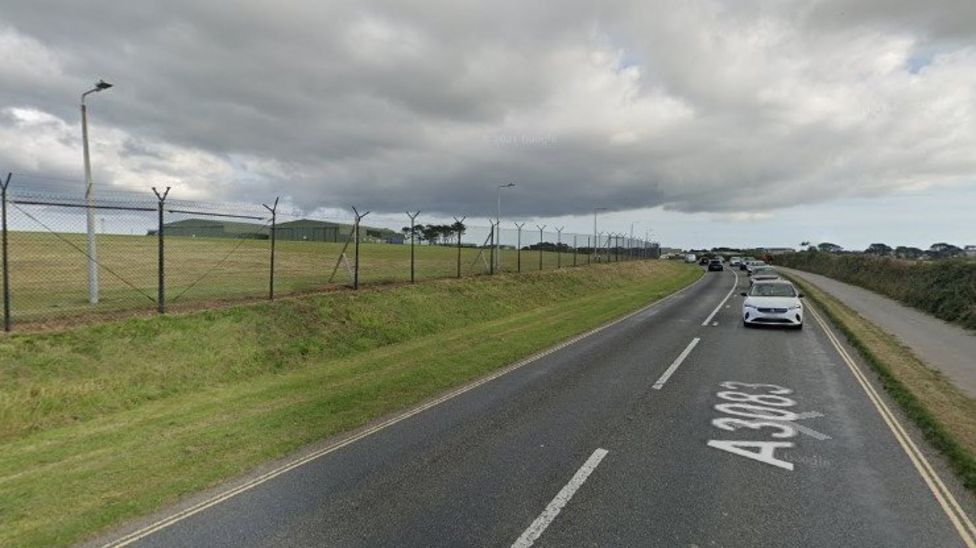 Appeal for witnesses after two men killed in Cornwall crash - BBC News