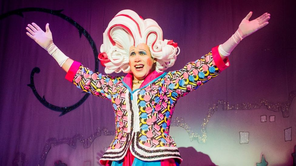 Five things I learned at my first ever panto - BBC News