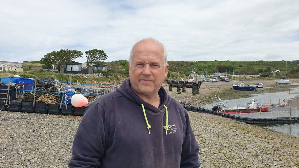 Pryder pysgotwyr am ddiogelwch ar ôl cau pontŵn - BBC Cymru Fyw