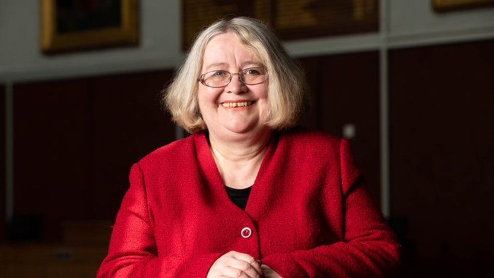 Jean Stretton: Tributes paid to council's first female leader - BBC News