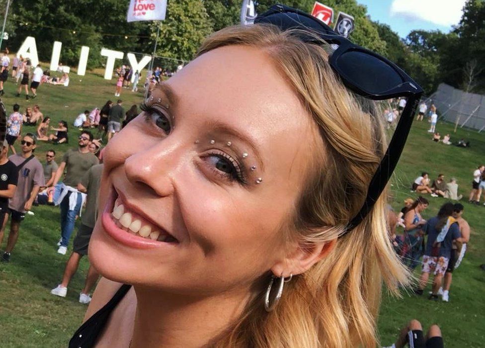 'Dydi'r cymdeithasu ddim yn gorfod stopio os ti'n sobor' - BBC Cymru Fyw