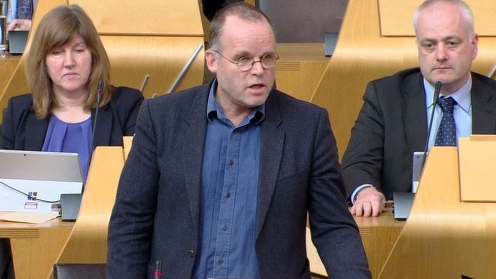 Defamation case against MSP Andy Wightman begins - BBC News
