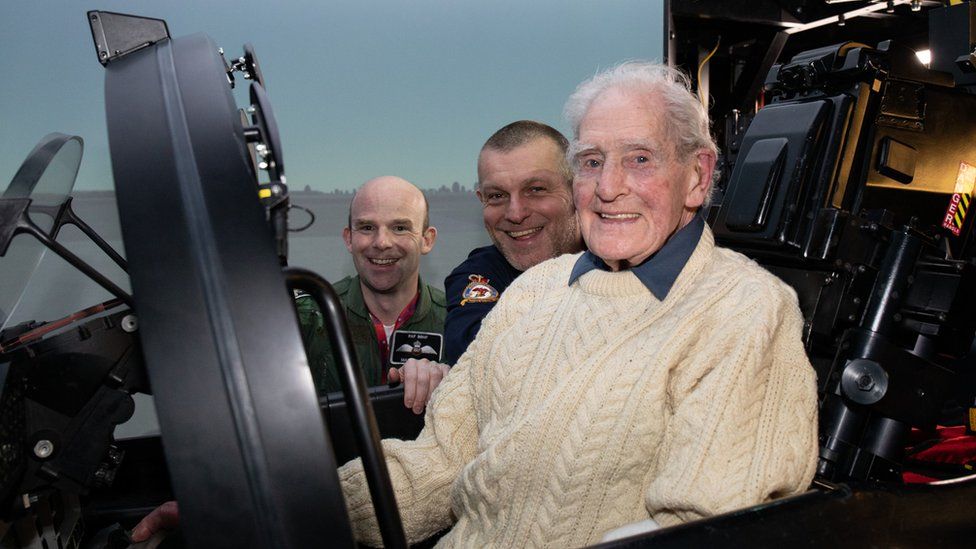 Battle of Britain pilot Archie McInnes dies after 100th birthday - BBC News