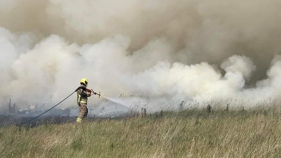 Northamptonshire fire crews tackle 'very challenging' field blaze - BBC ...