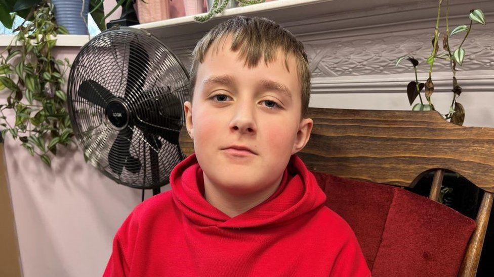 Diwrnod y Llyfr: Ysgolion yn galw am beidio gwario ar wisg - BBC Cymru Fyw