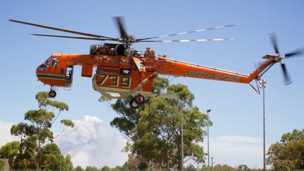 Australia bushfire: Two killed as blaze rages unabated - BBC News