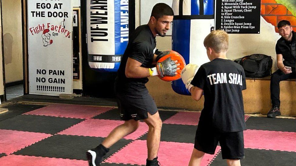 Refugee boxer gives back to Gloucester community - BBC News
