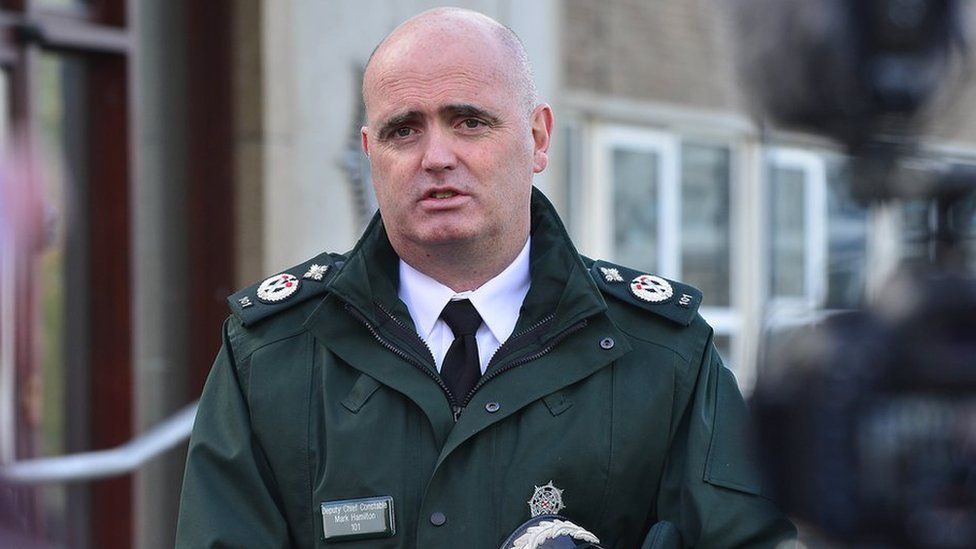 PSNI crisis: Police Federation vote no confidence in bosses - BBC News