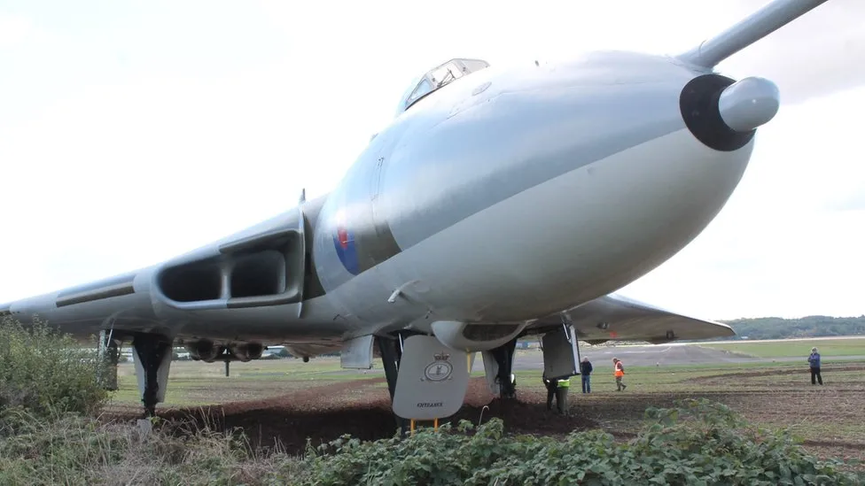 WWW.CRASH-AERIEN.AERO • Excursion de piste du bombardier Vulcan XM655 ...