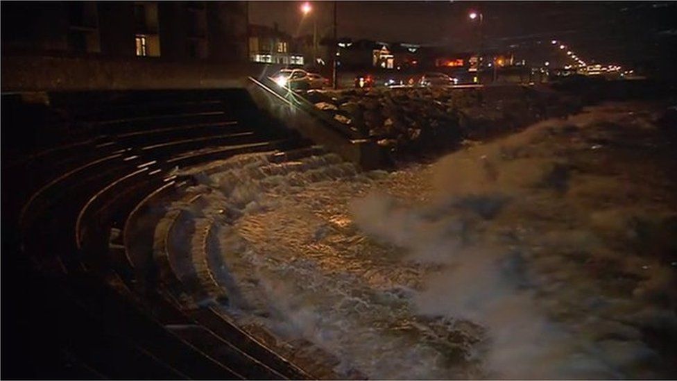 Republic of Ireland: Storm Frank causes widespread disruption - BBC News