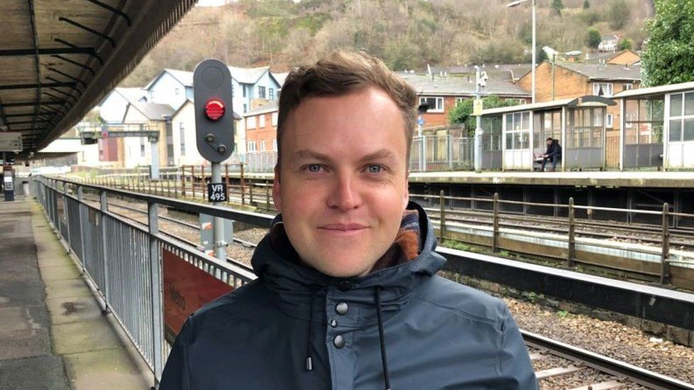 Trenau'n ôl yn y Rhondda Fawr wedi bwlch o naw mis - BBC Cymru Fyw