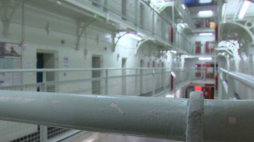 Cell phones 'would help prisoners maintain family links' - BBC News