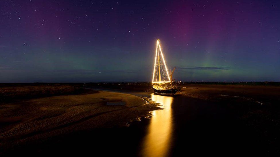 Northern Lights seen over England - BBC News