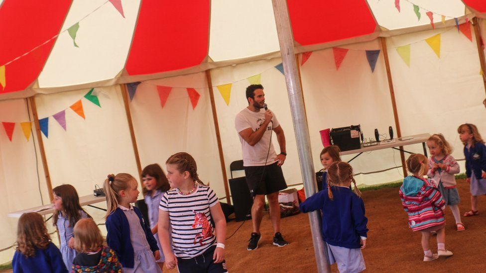 Lluniau: Gŵyl Canol Dre Caerfyrddin - BBC Cymru Fyw