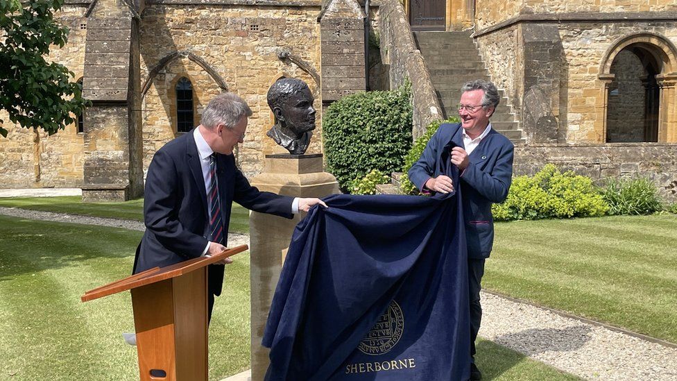 Alan Turing: Bust unveiled at Sherborne School - BBC News