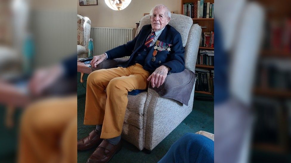 Dunkirk veteran celebrates 105th birthday in Warminster - BBC News