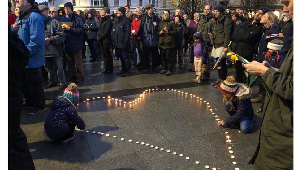Barnstaple vigil held for Ukraine - BBC News