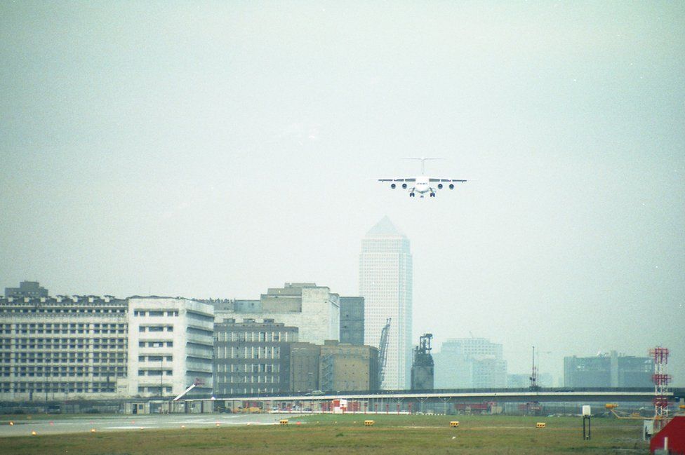 In pictures: London City Airport at 30 - BBC News