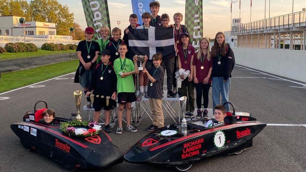 Pupils win Greenpower electric car competition - BBC News
