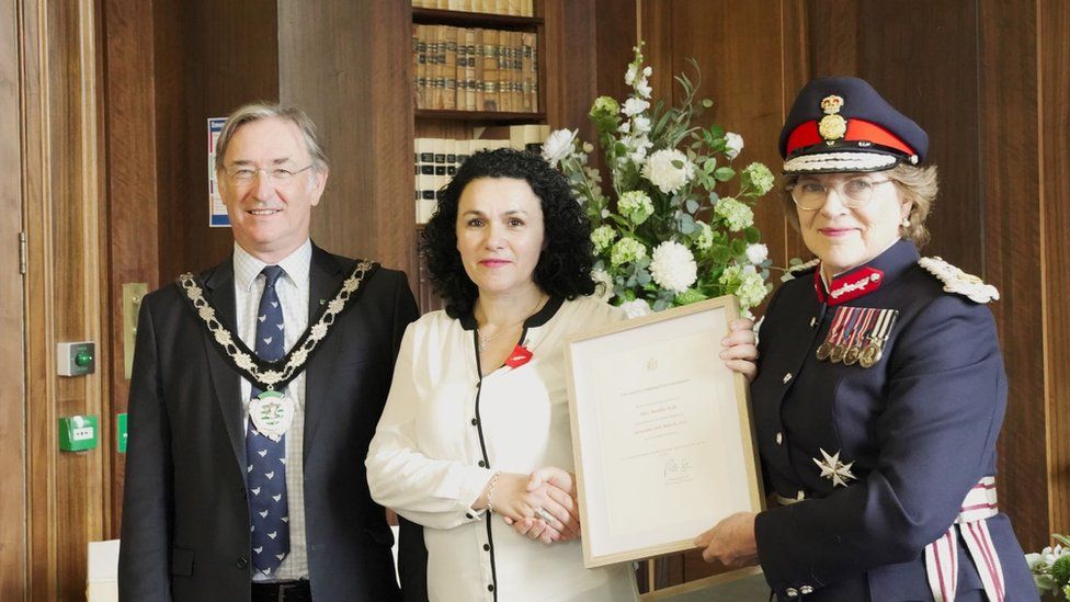 Heroine who rescued neighbour from house fire given Queen's honour ...