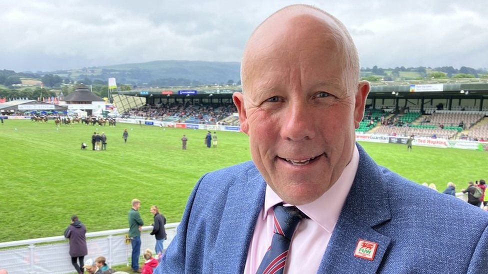 Costau 'wedi mynd mas o bob sens' i ffermwyr - BBC Cymru Fyw