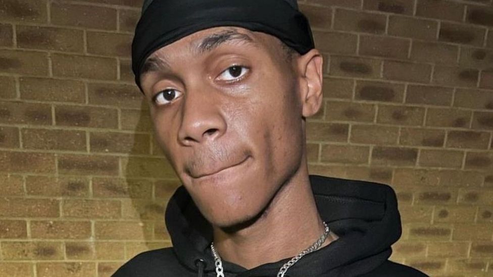 Notting Hill Carnival: Man arrested after rapper fatally stabbed - BBC News