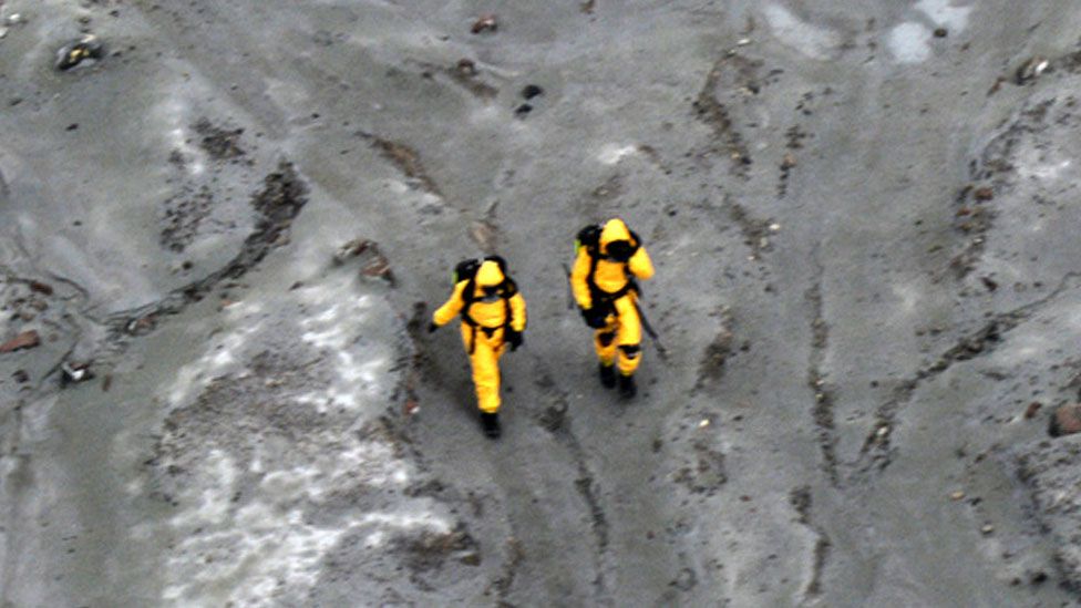 White Island volcano: How are bodies being recovered? - BBC News