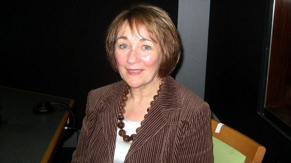 Y gantores ac athrawes Eirlys Parri wedi marw - BBC Cymru Fyw