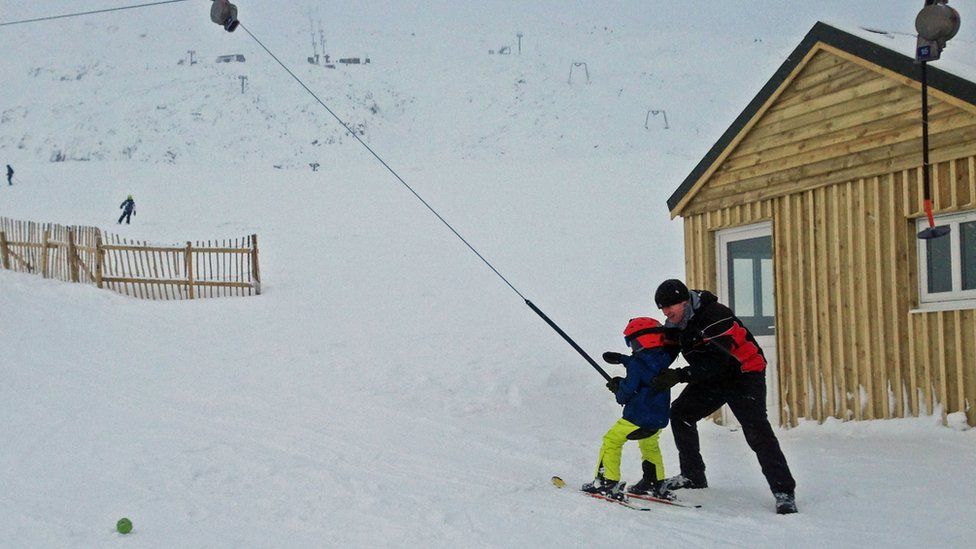 Snow sweeps through Scotland after big freeze - BBC News