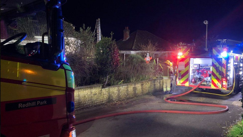 Ferndown: Man, 88, led to safety from bathroom fire - BBC News