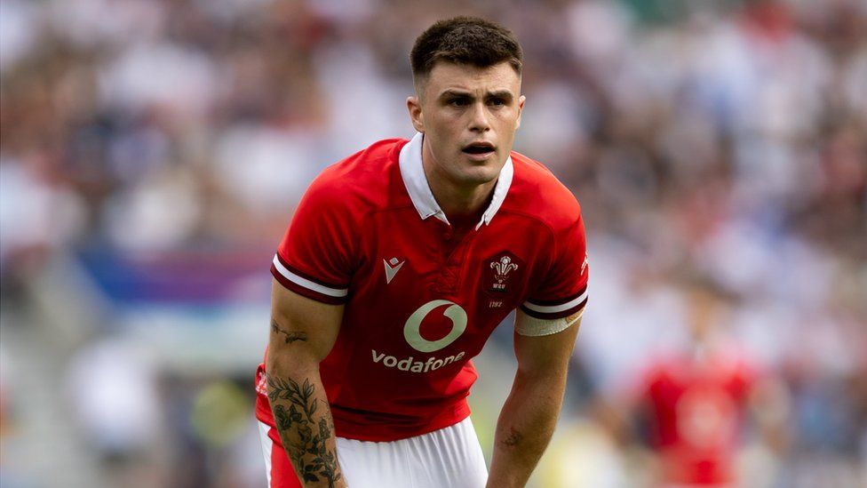 Roberts a Watkin i gymryd lle North a Tompkins i Gymru - BBC Cymru Fyw