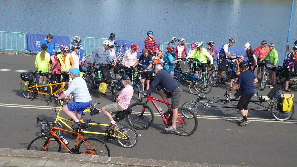 Nottinghamshire tandem rally attracts 200 riders post-pandemic - BBC News