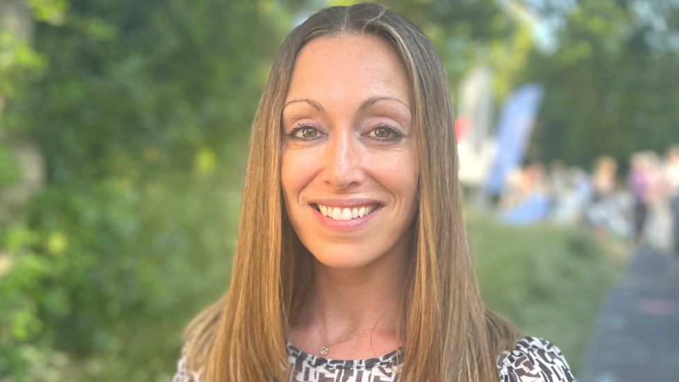 Belfast writer Lucy Caldwell wins Walter Scott fiction prize - BBC News