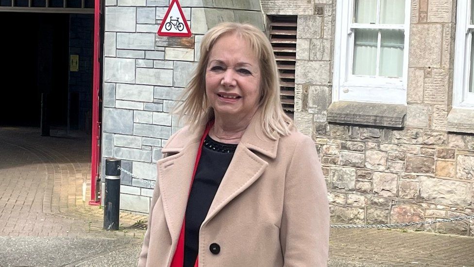 Doreen Morris wedi ei lladd yn anghyfreithlon, medd crwner - BBC Cymru Fyw