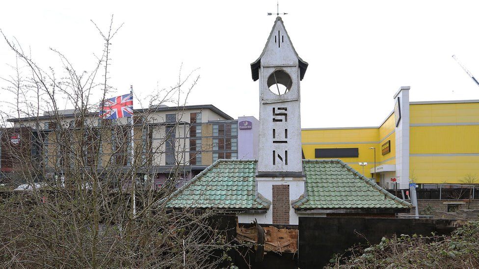 Watford's art deco clock tower saved from demolition - BBC News