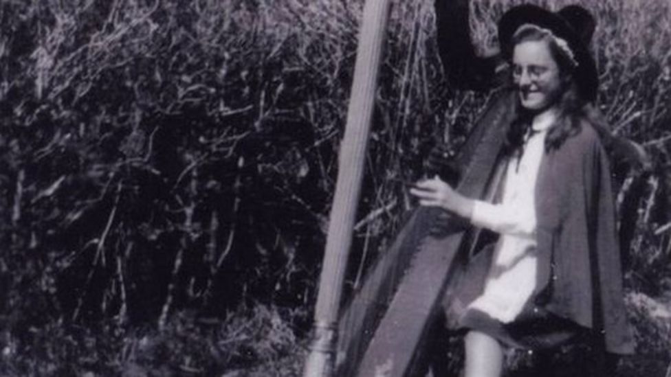 Cerys Hafana: 'O'n i byth yn ffitio mewn i'r bocs traddodiadol' - BBC ...