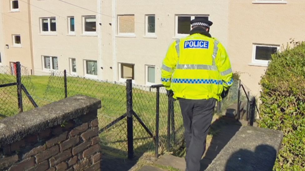 Greenock murder: Mum shielded children from dad's body with tea towels ...