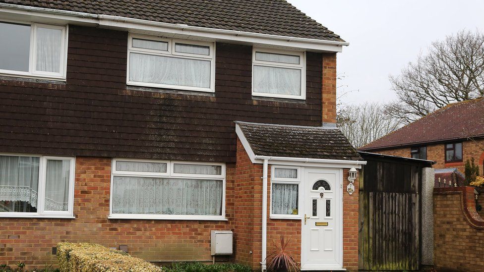 Conservatory urine row murder accused 'didn't know she had knife' - BBC ...