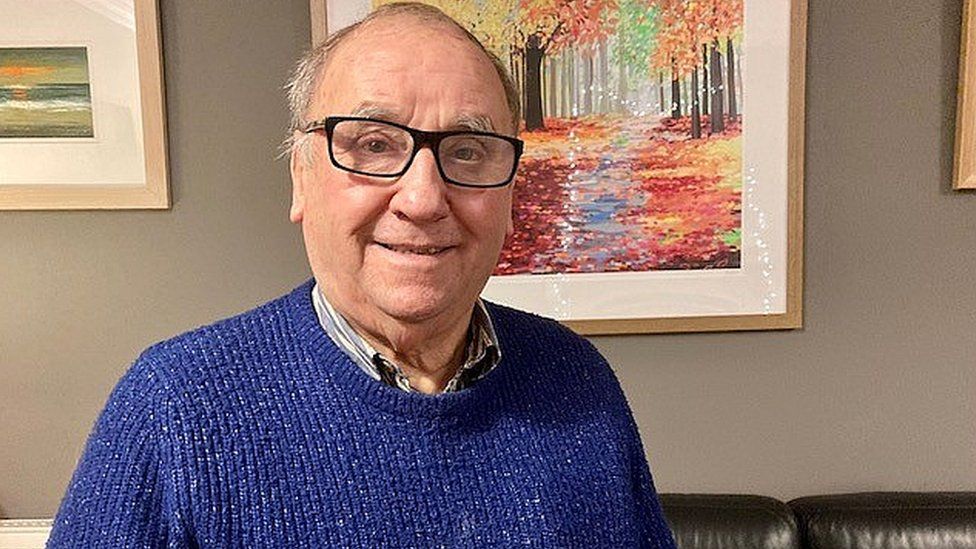 Cefnogi streic 'er disgwyl 10 awr am ambiwlans' - BBC Cymru Fyw