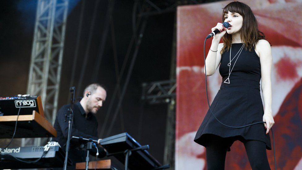 Chvrches singer condemns sexist abuse from online trolls - BBC News