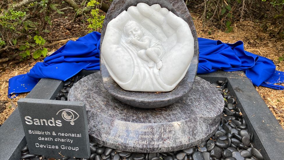 Devizes: memorial in honour of stillborn babies unveiled - BBC News
