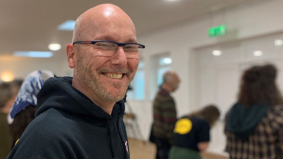 Côr i'r digartref yn gobeithio creu newid yng Nghaerdydd - BBC Cymru Fyw